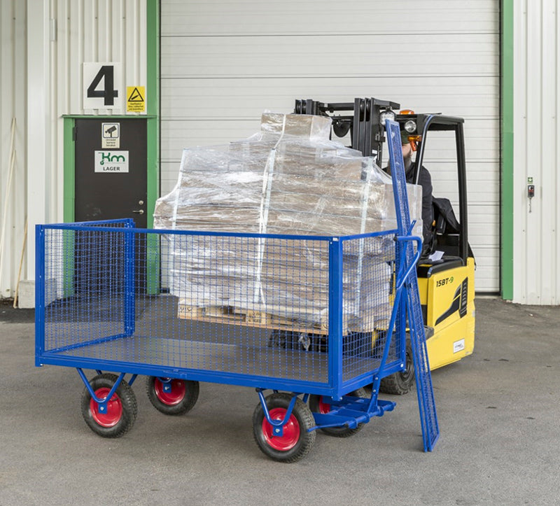 Blå Ladvogn 2000 mm med 4 gittersider og luftgummi hjul fra Kongamek